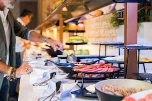 Pequeno-almoço tipo buffet diário (12 EUR por pessoa)