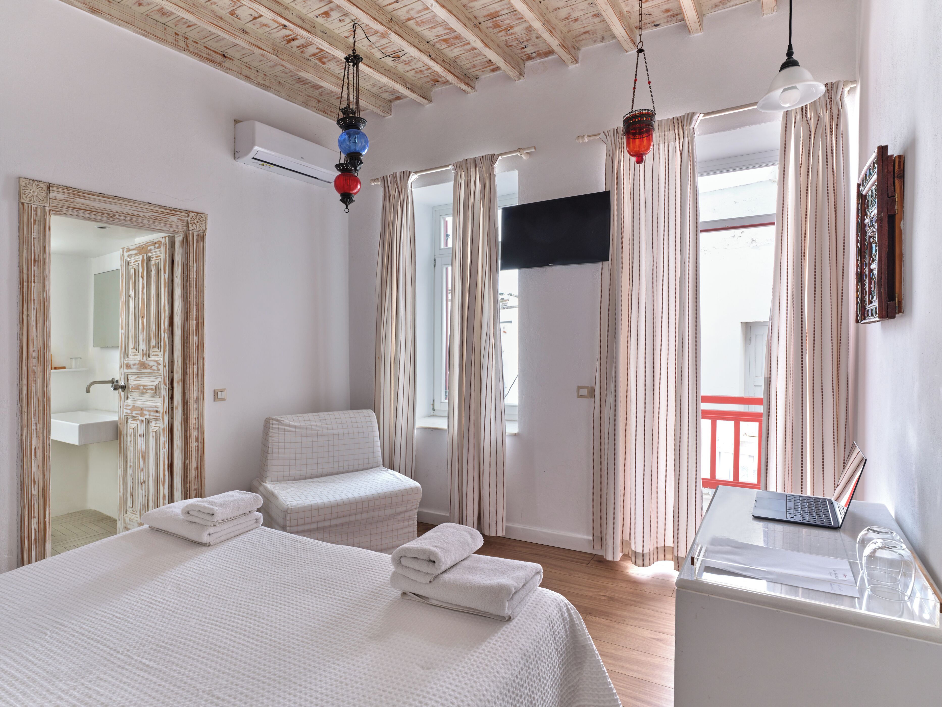 Downtown Suite | Roupas de cama premium, cofres nos quartos, quartos à prova de som