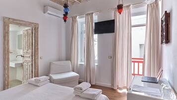 Downtown Suite | Roupas de cama premium, cofres nos quartos, quartos à prova de som