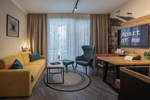Business Plus Apartment (including final cleaning fee 52,00 EUR) | Sala de estar | Televisor de ecrã plano de 32 polegadas com canais por cabo, televisor 