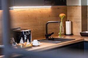 Deluxe Apartment, 1 Double Bed with Sofa bed, Non Smoking (including Cleaning Fee EUR 67) | Cozinha privada | Uma máquina de café expresso, uma cafeteira/bule, uma chaleira elétrica 