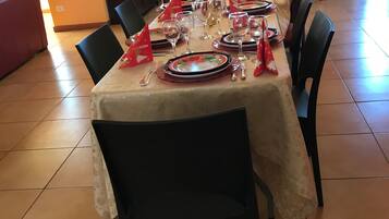 Casa, 2 quartos, fumadores, varanda | Sala de jantar