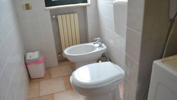 Casa, 2 quartos, fumadores, varanda | Casa de banho