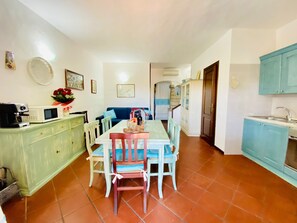 Apartamento, 2 quartos | Sala | TV de ecrã plano 