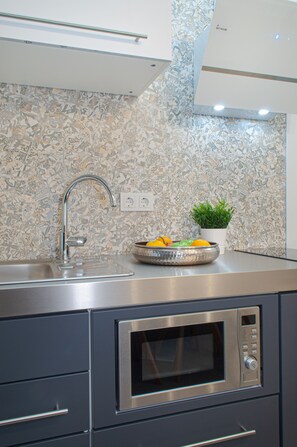 Apartamento, 2 quartos, terraço | Cozinha privada | Um frigorífico/congelador grande, um micro-ondas, uma placa de cozinha