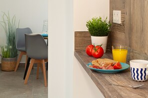 Apartamento, 1 quarto, varanda | Cozinha privada | Um frigorífico/congelador grande, um micro-ondas, uma placa de cozinha