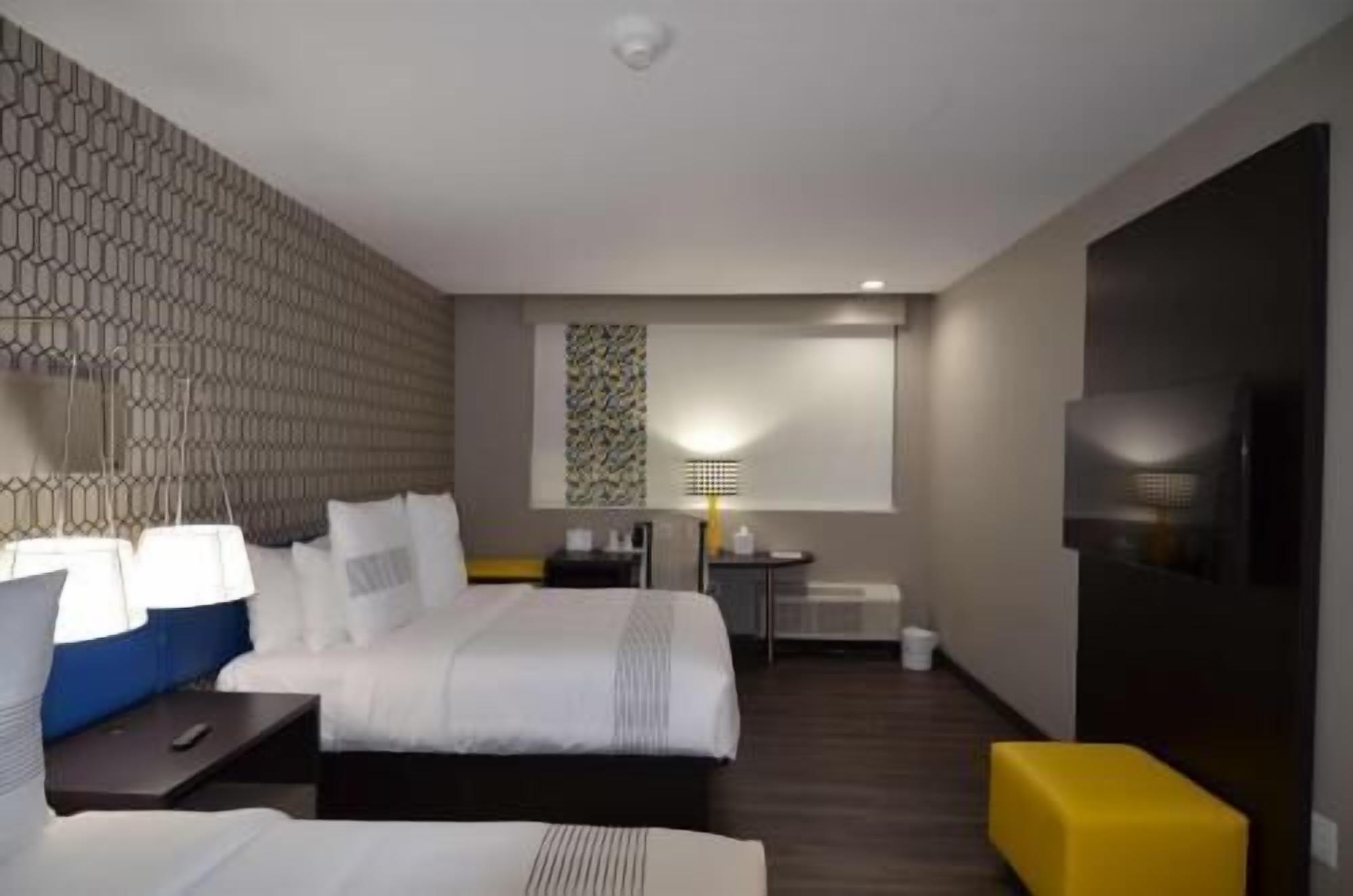 Roupas de cama premium, cofres nos quartos, escrivaninha