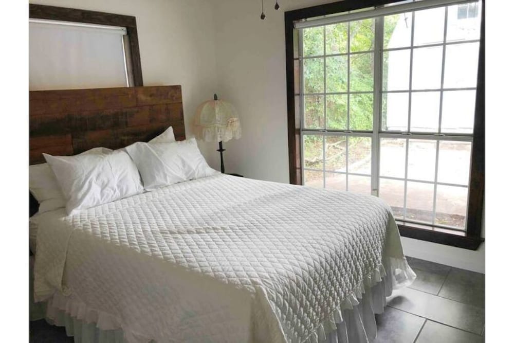 Sleep On Tempurpedic In This Quaint Austin Home With Fully Fenced Yard. - Austin, TX