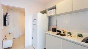 Quarto Duplo ou Twin Comfort | Cozinha privada | Um frigorífico/congelador grande, um micro-ondas, uma placa de cozinha