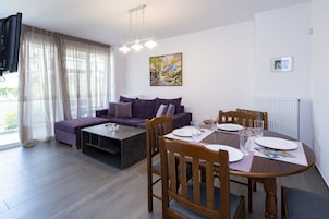 Apartamento Familiar, 2 quartos, não fumadores, Vista para a cidade | Sala de estar | Televisor LCD de 32 polegadas com canais digitais, televisor