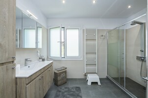 Apartamento Familiar, 2 quartos, não fumadores, Vista para a cidade | Casa de banho | Um polibã, um chuveiro fixo, artigos de higiene pessoal grátis