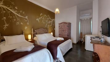 Quarto triplo superior | Frigobar, Wi-Fi de cortesia, roupa de cama