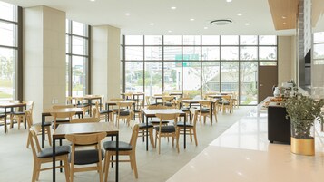 Pequeno-almoço tipo buffet mediante uma taxa aos fins de semana