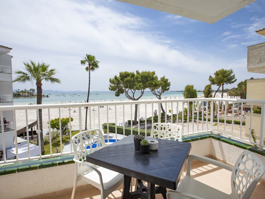 Apartamento, 1 quarto, vista para o mar | Cofres nos quartos, escrivaninha, Wi-Fi de cortesia, roupa de cama