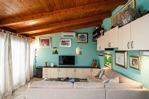 Apartamento (One Bedroom Apartment with Terrace) | Sala de estar | TV