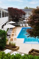 Piscina externa sazonal, funciona das 9h às 21h, guarda-sóis