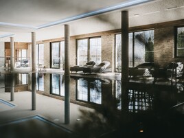 Piscina interior, piscina exterior, espreguiçadeiras 