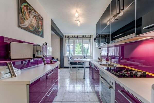 Apartamento Comfort | Cozinha privada | Um frigorífico, uma cafeteira/bule, uma chaleira elétrica 