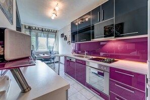 Apartamento Comfort | Cozinha privada | Um frigorífico, uma cafeteira/bule, uma chaleira elétrica 