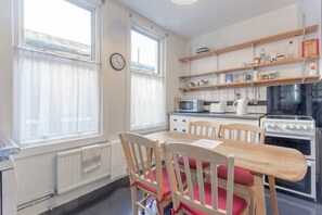 Casa Básica, várias camas | Cozinha privada | Um frigorífico, um micro-ondas, um forno, uma placa de cozinha