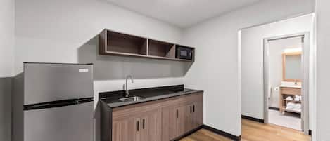 Com mobília individualizada, secretária