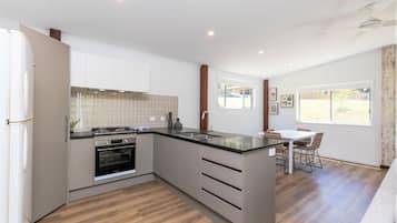 Cabine | Cozinha privada | Um frigorífico/congelador grande, um micro-ondas, um forno