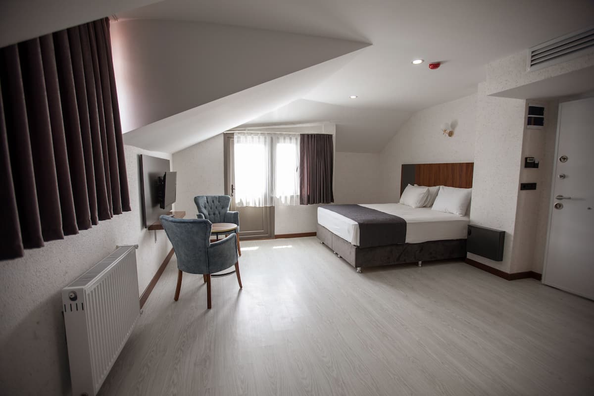 Quarto Royal | Cofre no quarto, secretária