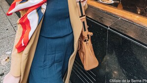 Uma pessoa em frente a um café, com vitrine.