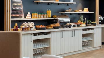 Café da manhã com buffet durante a semana (EUR 18 por pessoa)