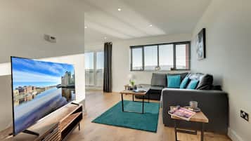 Apartamento, 2 quartos | Área de estar | TV LED 40 polegadas com canais digitais, TV, console de videogame