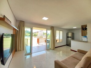 Apartamento | Sala | Televisor de ecrã plano de 32 polegadas com canais via satélite 