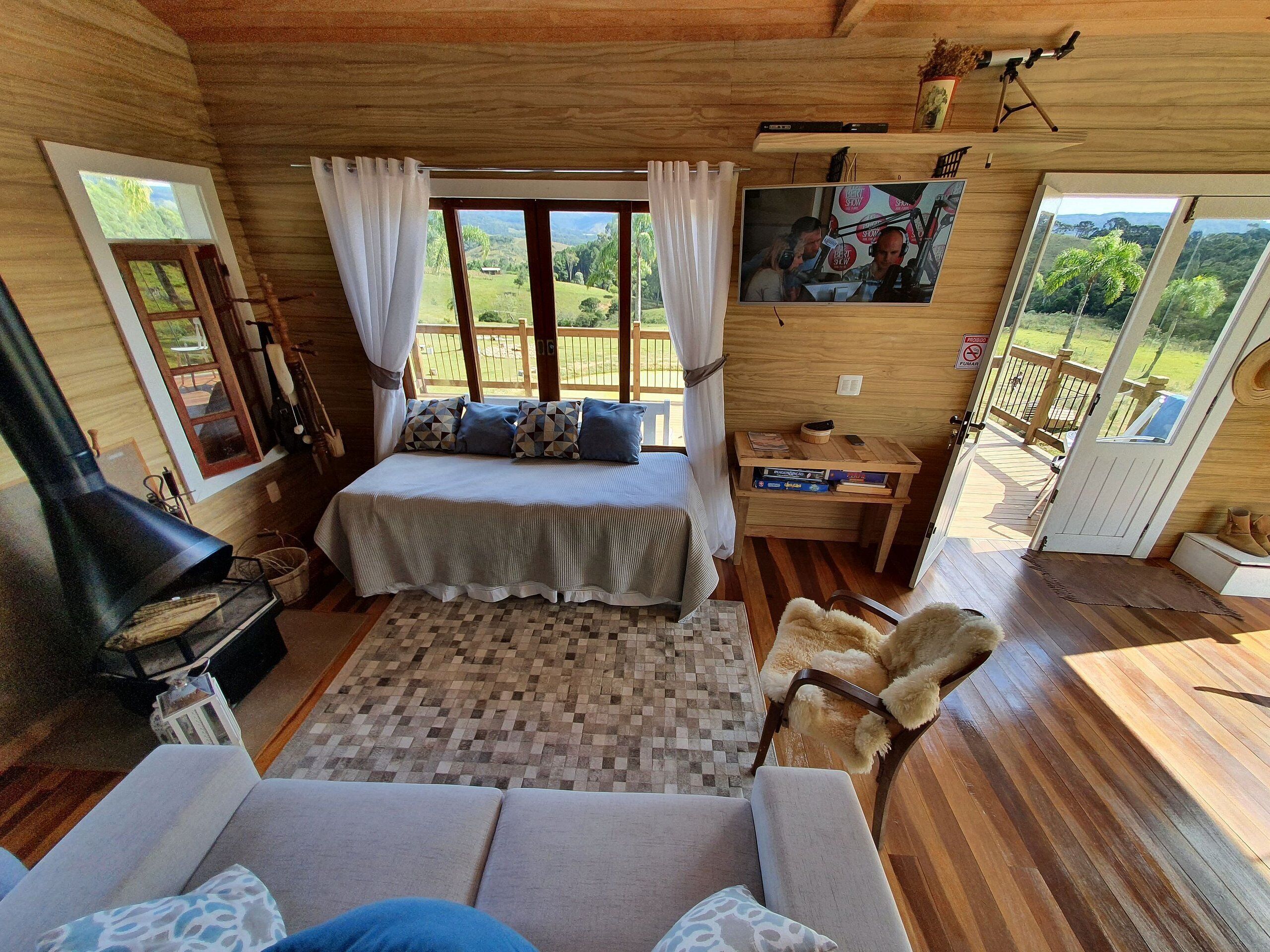 Chalé Lua de Mel, lareira, vista para a montanha | 1 quarto, com decoração personalizada, com mobília individualizada 