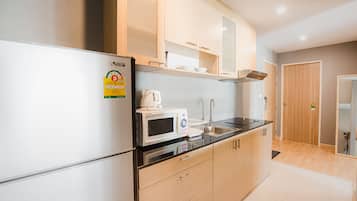 Aiyara Pool View | Kitchenette privada | Um frigorífico/congelador grande, um micro-ondas, uma placa de cozinha