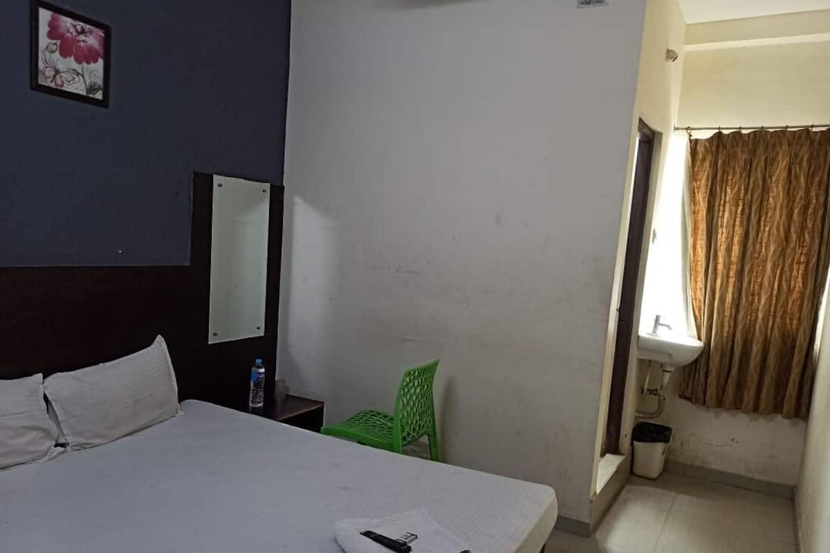Quarto Duplo Básico | Cofre no quarto, secretária