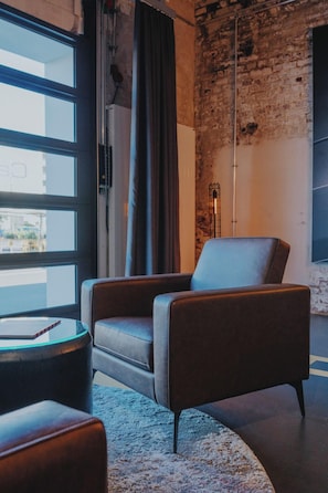 Racing Suite | Cofre no quarto, secretária