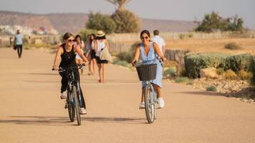 Um caminho pavimentado com ciclistas e pedestres.