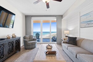 Apartamento em Condomínio Fechado, 3 quartos, vista para o mar (1402) | Sala de estar | Televisor de ecrã plano de 45 polegadas com canais por cabo, televisor 