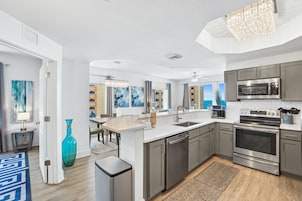 Apartamento em Condomínio Fechado, 3 quartos, vista para o mar (506) | Cozinha privada | Um frigorífico, um micro-ondas, um forno, uma placa de cozinha