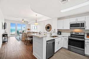 Apartamento em Condomínio Fechado, 3 quartos, vista para o oceano (1502) | Cozinha privada | Um frigorífico, um micro-ondas, um forno, uma placa de cozinha