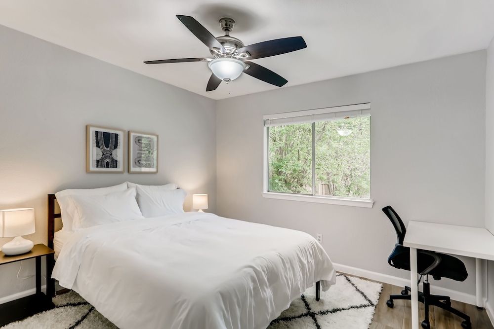 High-speed Internet, Washer/dryer, Large Backyard - Austin, TX