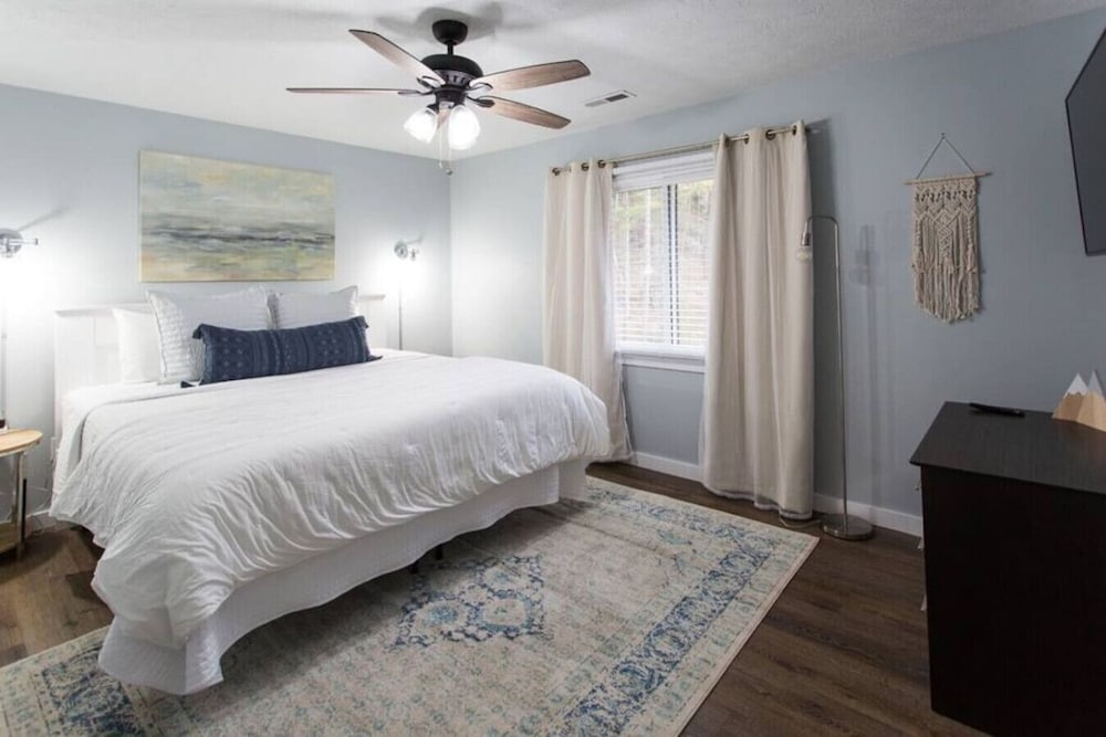 *New* Retreat To Stylish Condo |10min Dt Asheville - Asheville, NC