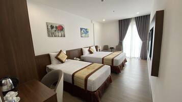 Quarto Triplo Deluxe, Vista para a cidade | Minibar, cofre no quarto, secretária, cortinas/cortinados opacos