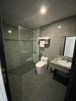 Quarto Triplo Deluxe, Vista para a cidade | Casa de banho | Um polibã, um chuveiro fixo, artigos de higiene pessoal grátis 