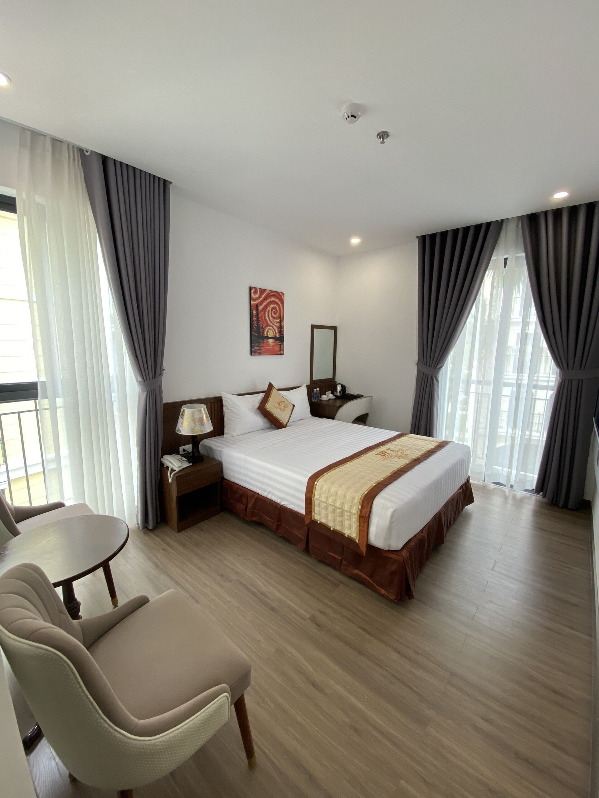 Frigobar, cofres nos quartos, escrivaninha, cortinas blackout