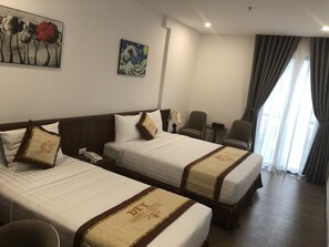 Quarto Triplo Deluxe, Vista para a cidade | Minibar, cofre no quarto, secretária, cortinas/cortinados opacos