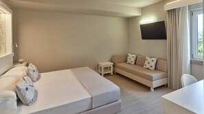 Edredões de penas, minibar, cofre no quarto, secretária 