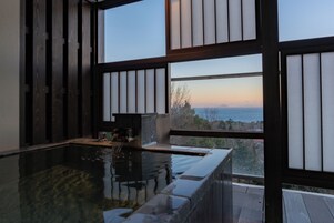 Quarto duplo tradicional, vista para o oceano (Open-air bath, 2nd floor) | Banheiro | Banheira e chuveiro separados, banheira de imersão