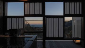 Quarto duplo tradicional, vista para o oceano (Open-air bath, 2nd floor) | Banheiro | Banheira e chuveiro separados, banheira de imersão