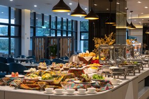 Café da manhã com buffet todos os dias (MYR 80 por pessoa) 