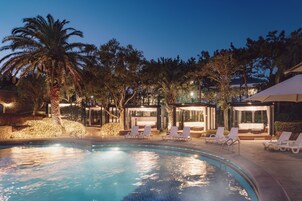 Piscina externa, funciona das 10h às 21h30, barracas